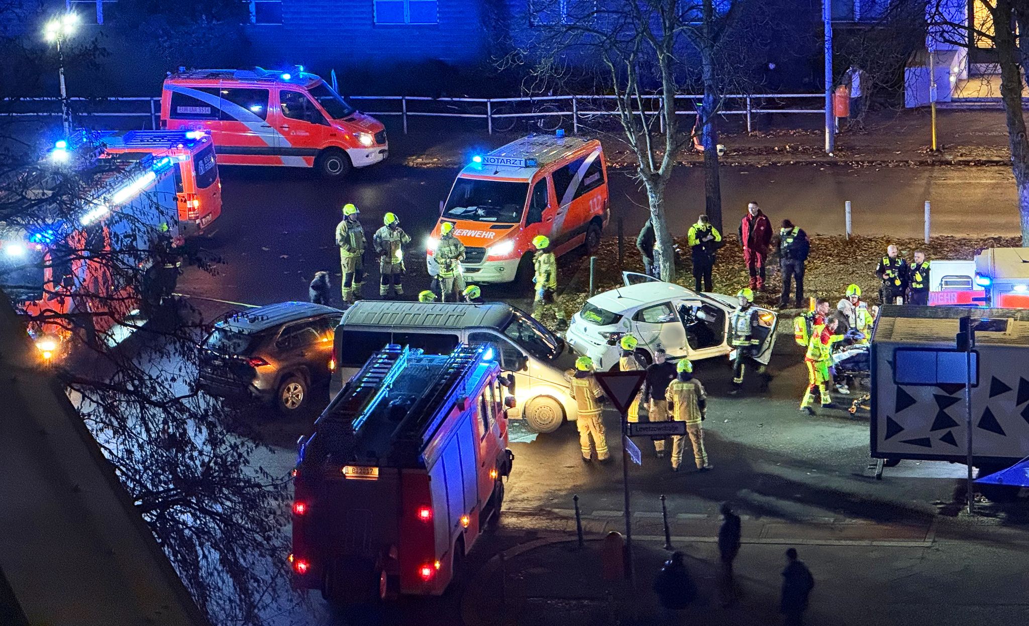 Schwerer Unfall in Berlin: Feuerwehr befreit nach Unfall Beifahrer aus ...