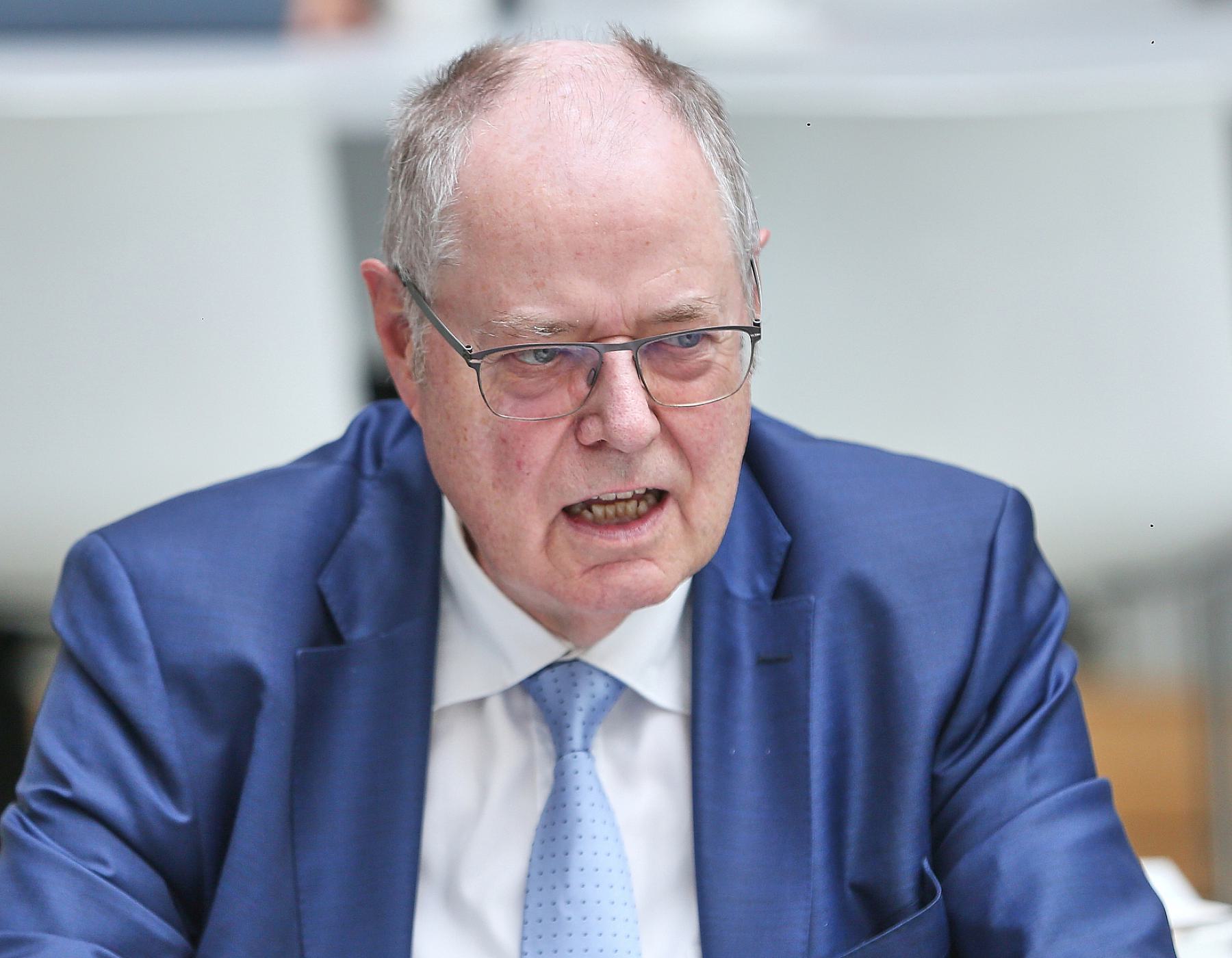 Steinbrück will Bedingungen für Ende von Brandmauer zur AfD | Berliner ...