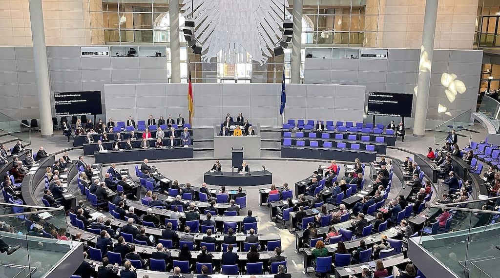 Knigge-Chef mahnt besseres Benehmen im Bundestag an | Berliner ...